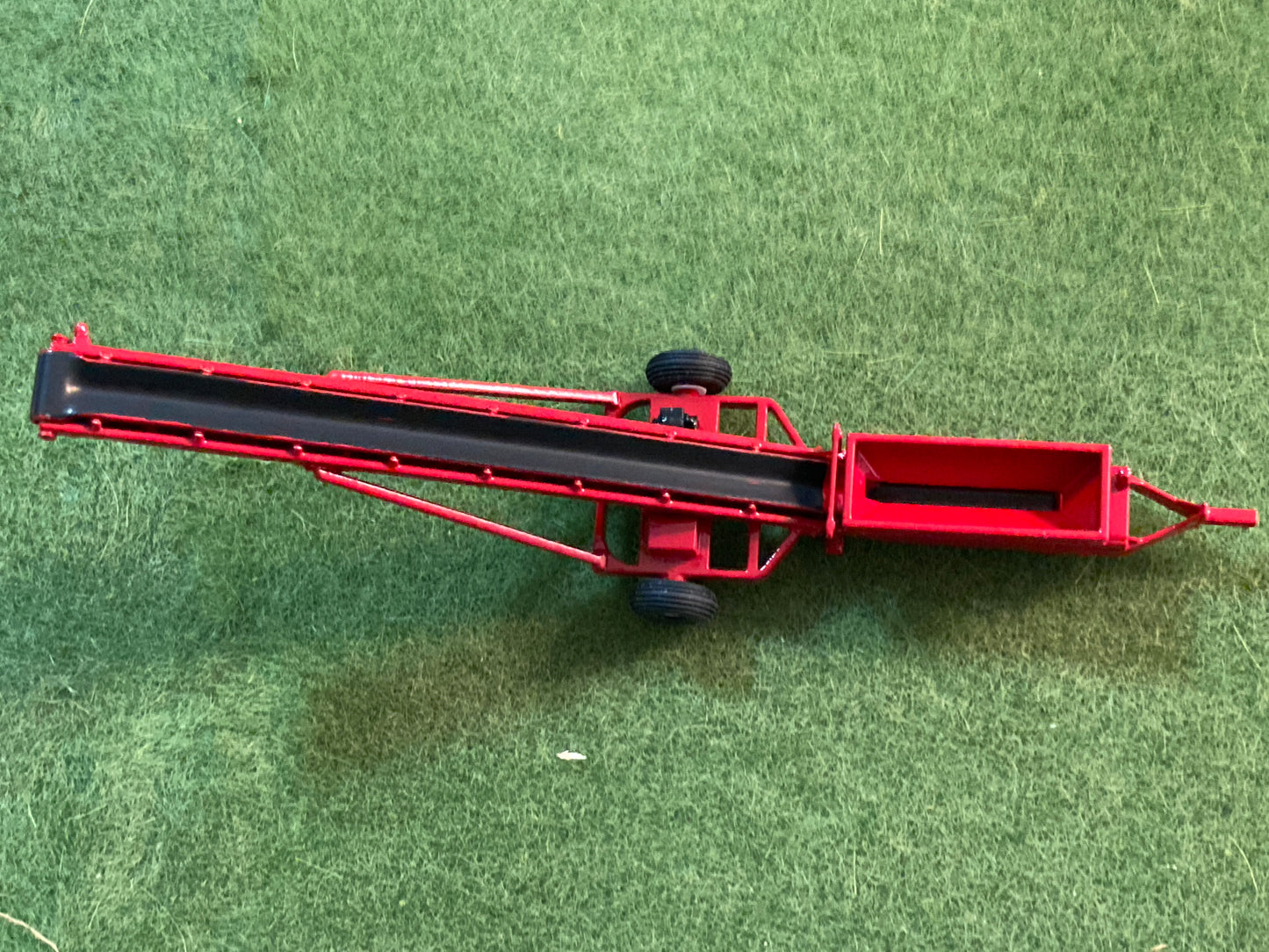 1/64 Fertilizer and Lime Conveyor Floater Loader Red – 2 Scale Fabrications
